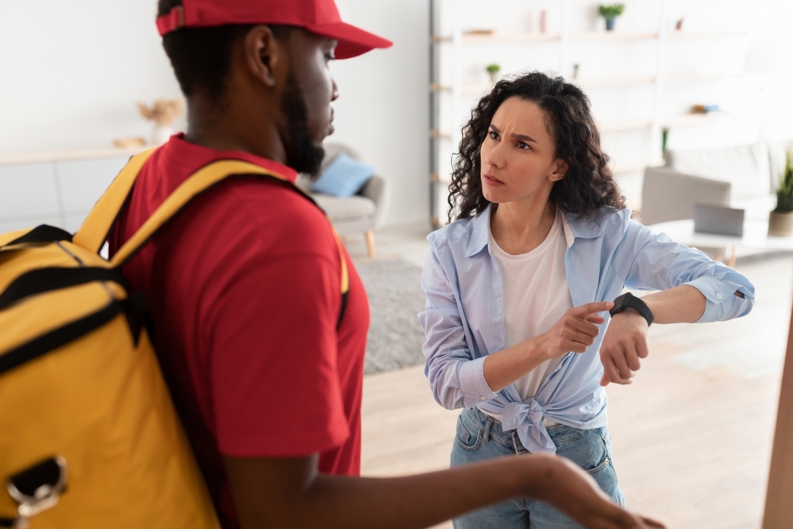 Put off là gì? Cách sử dụng và phân biệt với delay, postpone